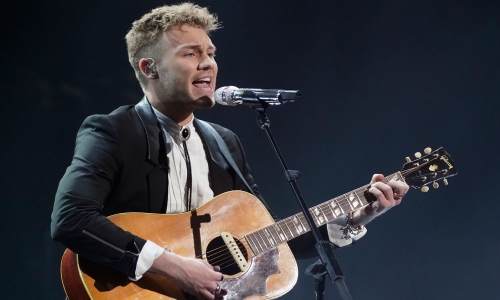 Hunter Metts Breaks Down After Forgetting Falling Slowly Lyrics on ...