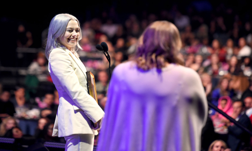 Phoebe Bridgers Dedicates Her Trailblazer Award to Her Mom at 2022 ...