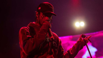 TRAVIS SCOTT EXPLAINS WHY HE NEVER LOOKS AT THE CAMERA FOR PHOTOS
